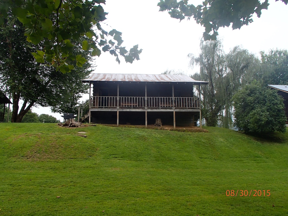 Riverfront Log Cabin 1 1/2 Mile From The Entrance Of The GSM National ...