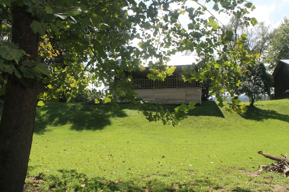 Riverfront Log Cabin 1 1/2 Mile From The Entrance Of The GSM National ...