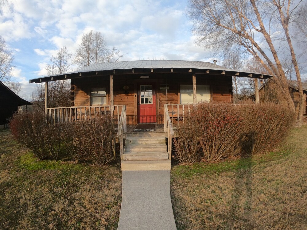 Riverfront Log Cabin 1 1/2 Mile From The Entrance Of The GSM National ...