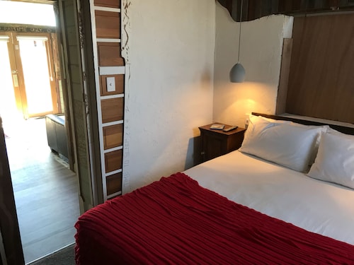 Bed In A Shed Too - Unique Vineyard Stay - Saddleworth
