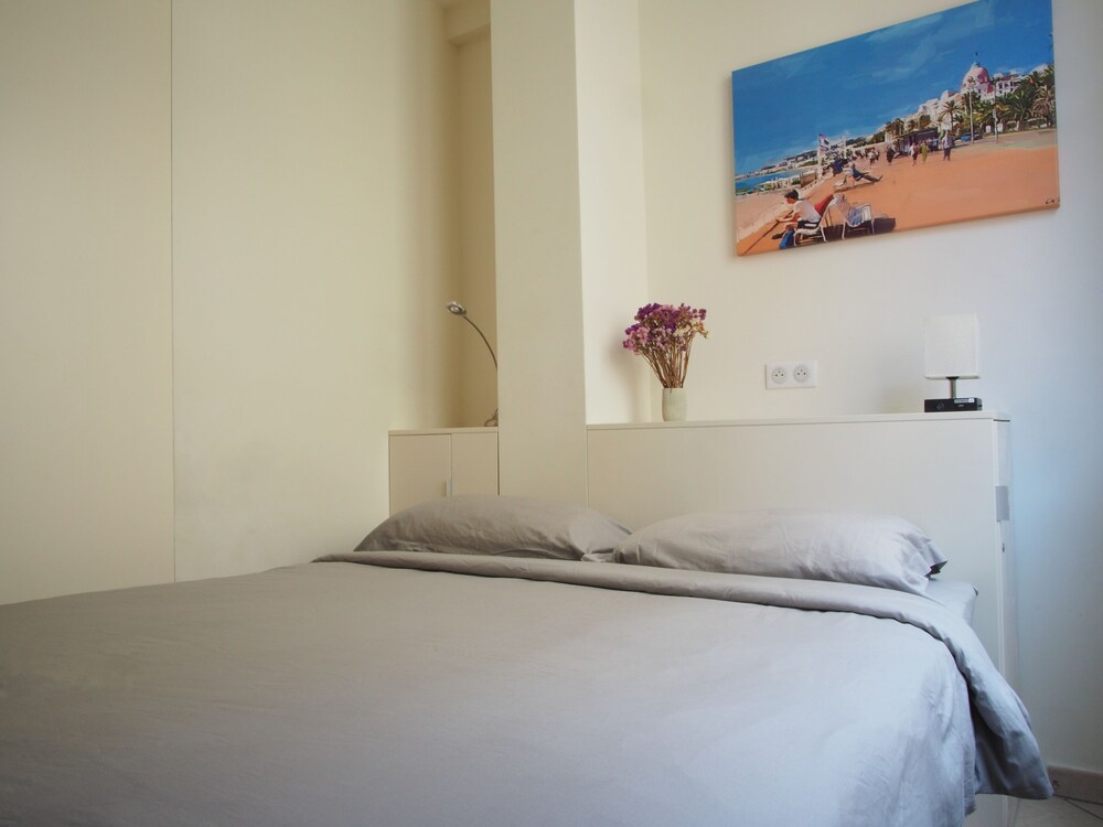 Nice Centre- Apartment with balcony and stunning sea view in the golden ...