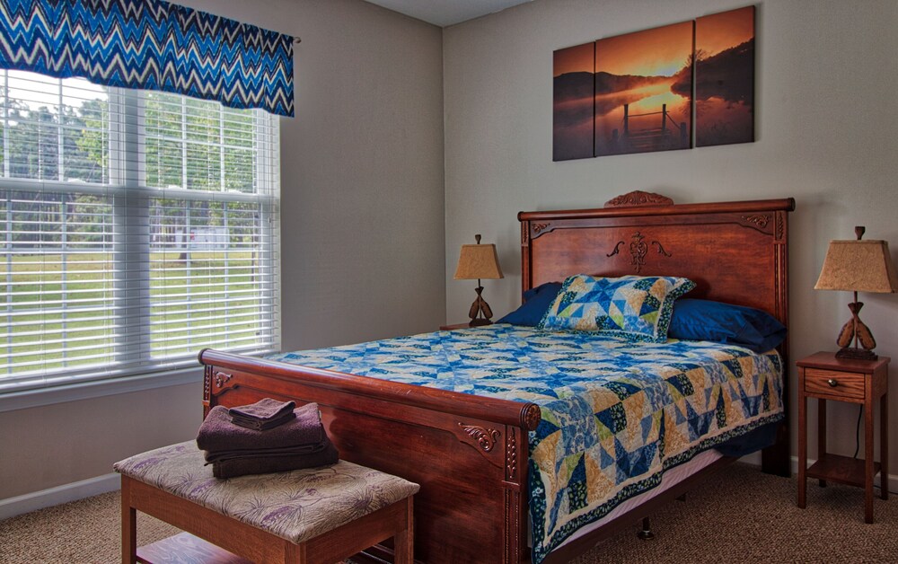 Easy access lake front beach & boat ramp, waterfront patio, NEW ...