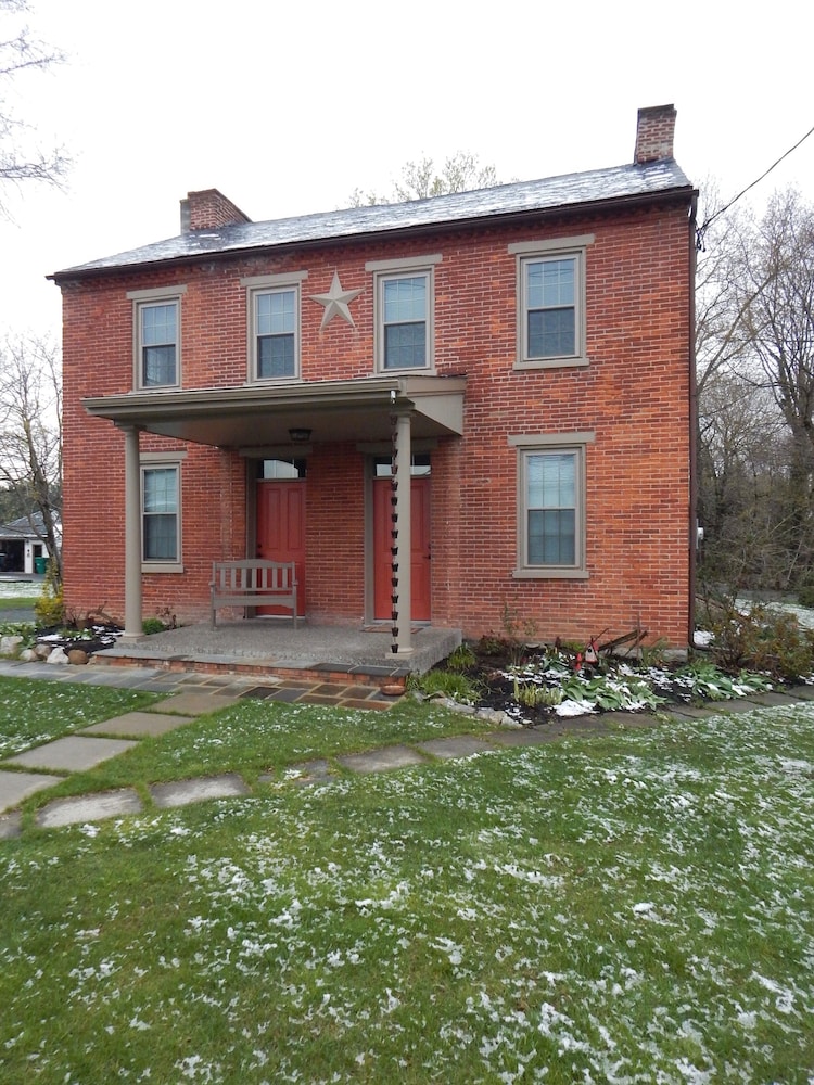 Beautiful single-family house building from 1840 - Lampeter | Vrbo