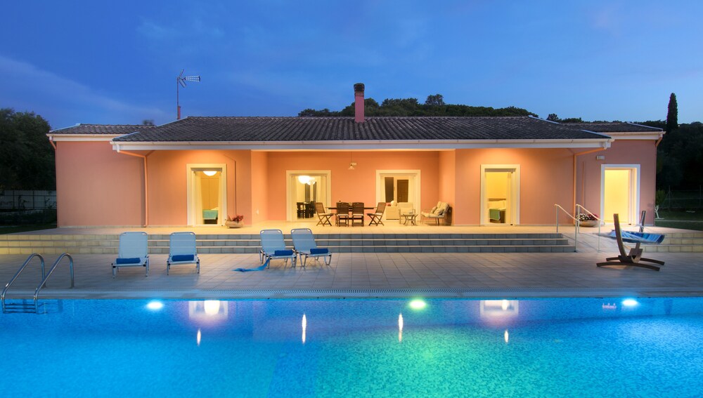 Peaceful 9 guest villa with extra-large pool, just 1 min walk from the ...