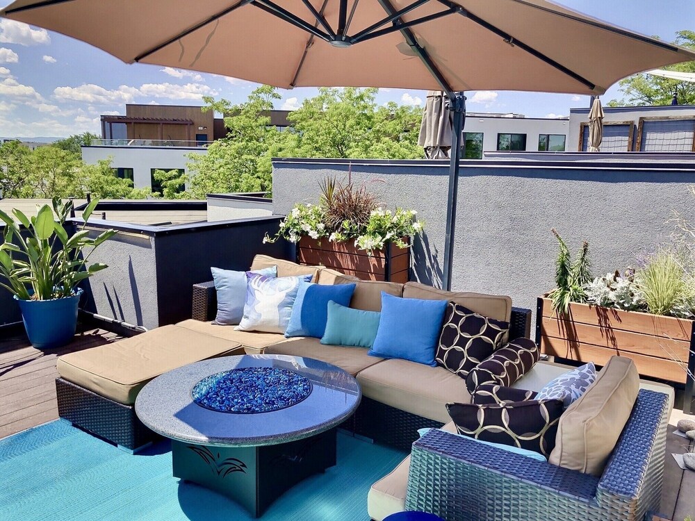 Rooftop Retreat-modern townhome in the heart of LoHi- roof deck-walk ...