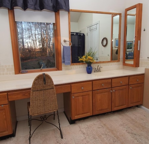 Romantic Hideaway- Jacuzzi, Beach Day! - Delaware