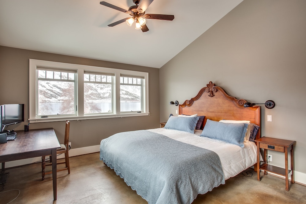 Lake Entiat Waterfront - Private Pool, Hot Tub, Boat Launch, Dock ...