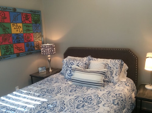 Contemporary Downtown Apartment On Washington St. - Vicksburg, MS