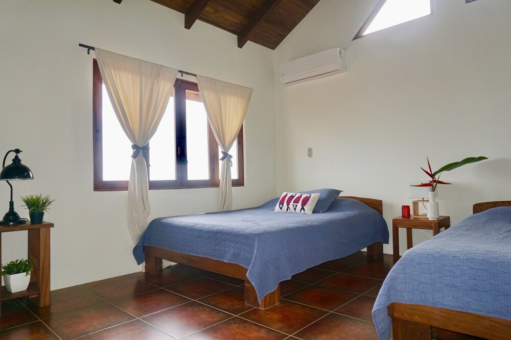 Beautiful Villa With Infinity Pool and Breathtaking Panoramic Views ...