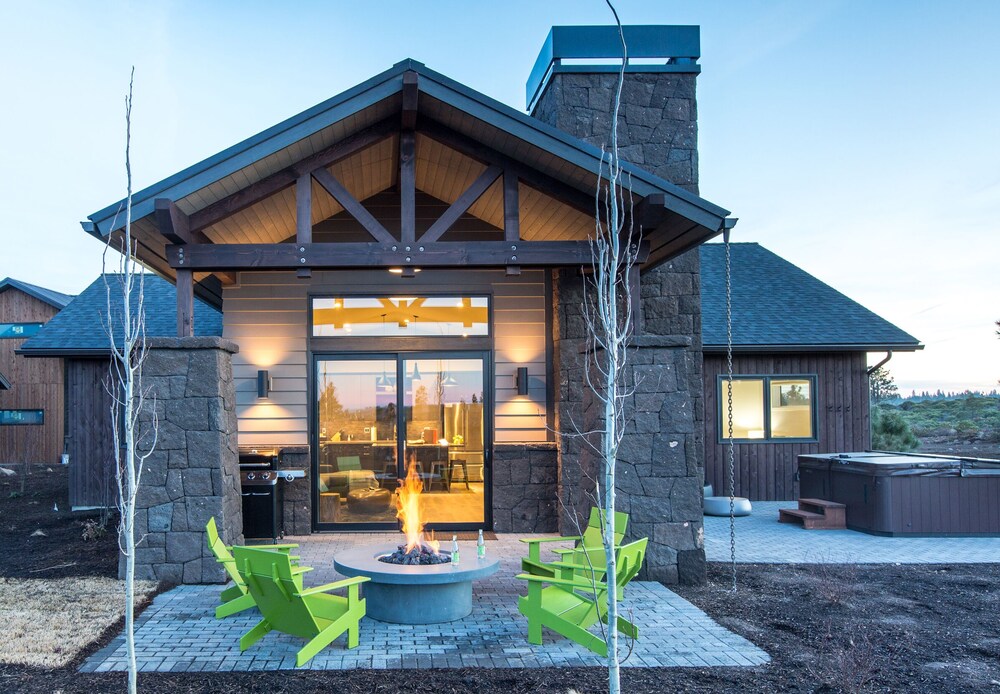 Plush beds ~ heated resort pool ~ hot tub ~ Tetherow/Bend/Bachelor ...