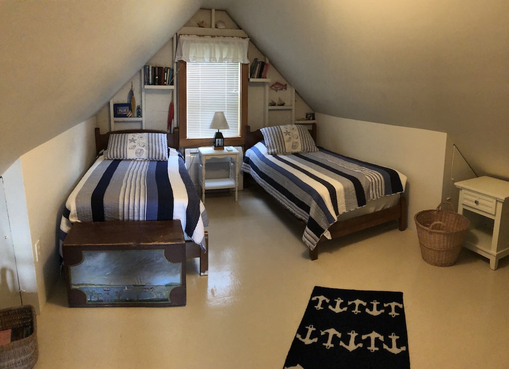 Charming Brant Point Cottage! Sleeps 6. No car needed, walk to beach ...