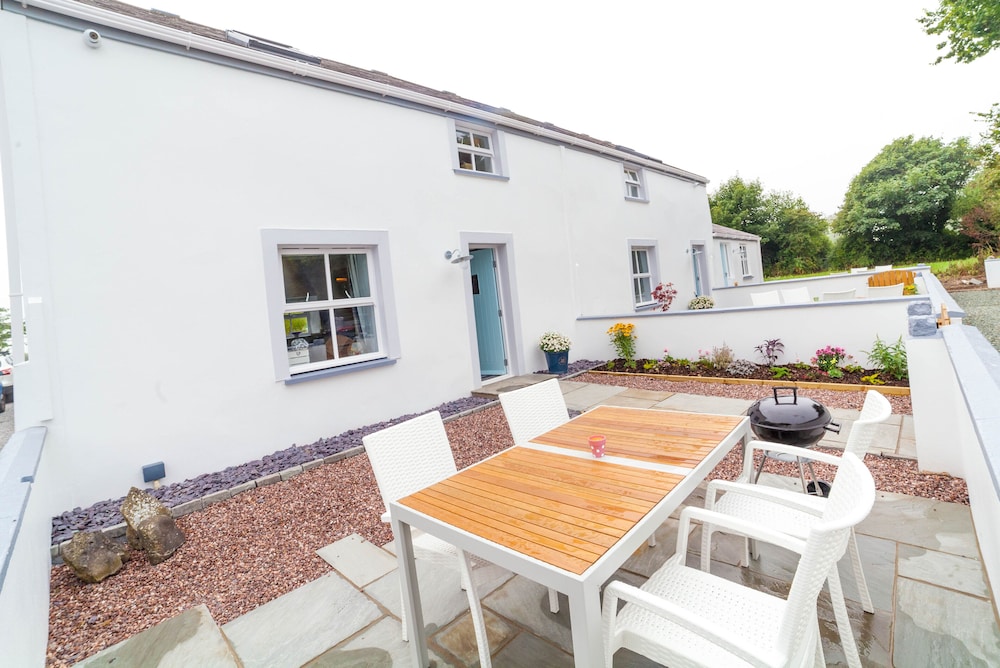 Preseli Cottage, Wynd Hill Hideaway - walk to coast path, beach and pub ...