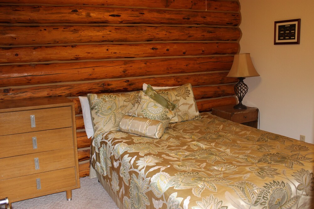 Secluded--On An Acre In The Pines! A Short Walk To The Fabulous Greer ...