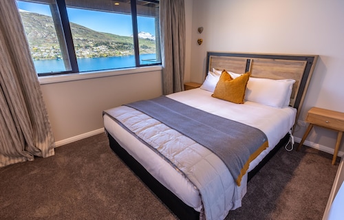 Spa, Private And Modern With Incredible Views - Queenstown
