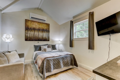 Stunning Studio Apartment At Benton Bungalow - Edmond, OK