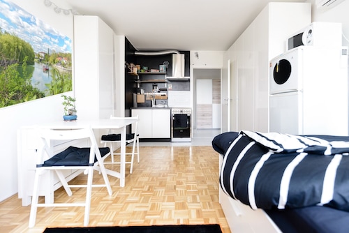 Luxury - Uzh |Parking+bikes+coffee+tax Inc. - Ljubljana