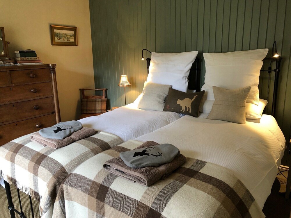 Brachkashie is a beautiful cottage overlooking Loch Knockie - Inverness ...