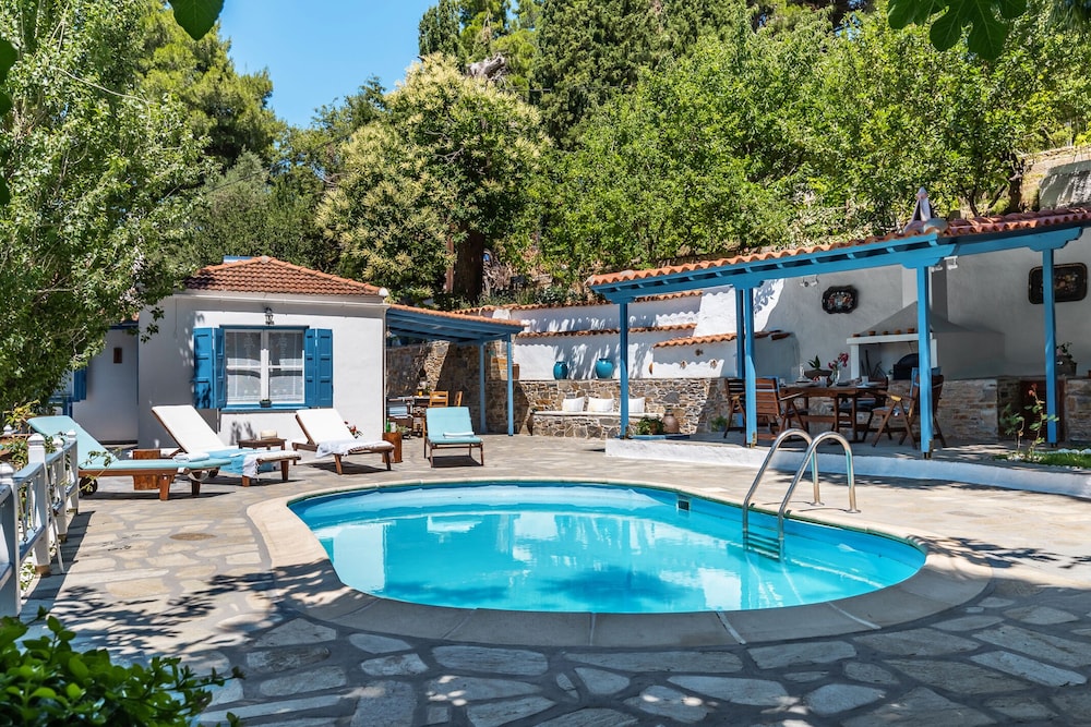 The Blue Cottage - totally private, with pool, in the countryside ...