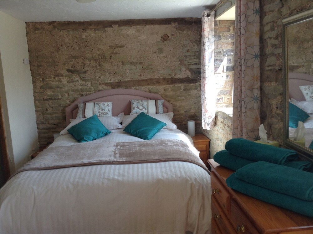 3 en-suite large beautiful restored stable block along side 1 bedroom ...