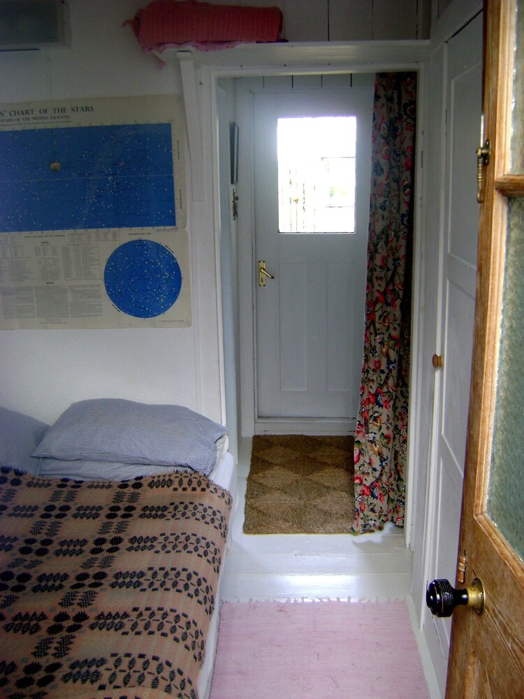 Cosy with a real Cornish feel right on the beach, near Padstow. - St ...