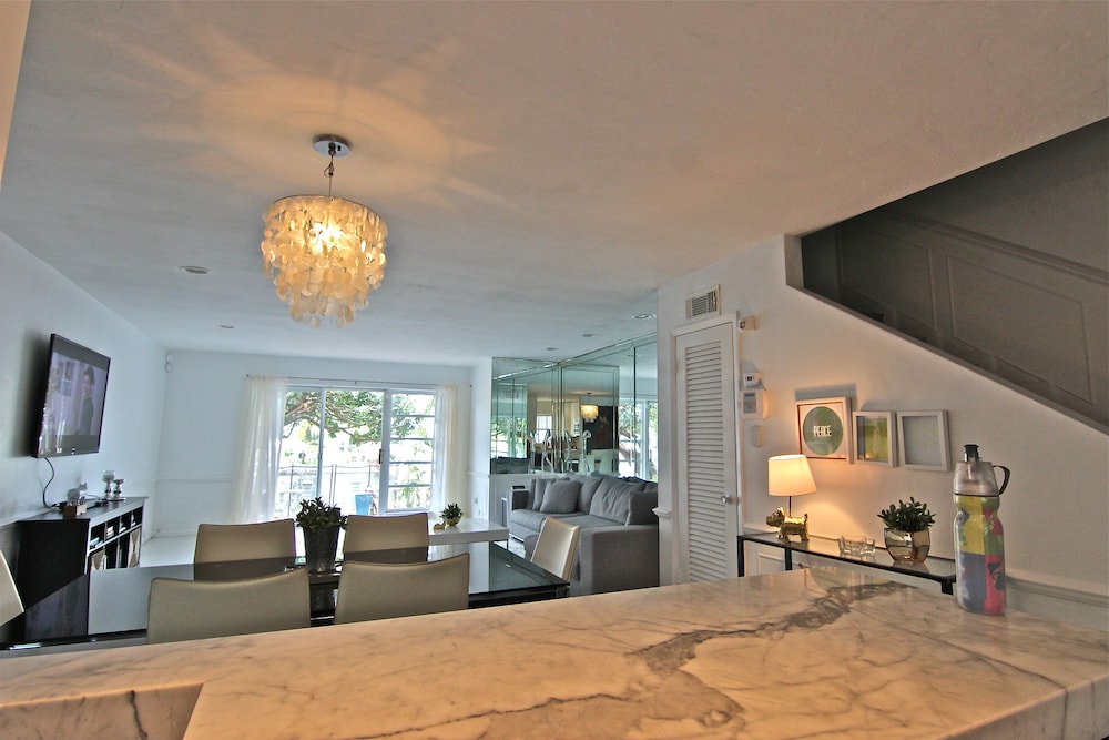 BRIGHT MODERN KEY WEST STYLE 2 BEDROOM TOWNHOUSE WITH DOCK - North ...