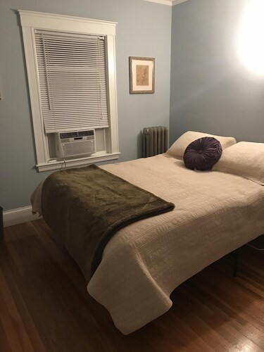 Sleeps 4, Comfortable Apt. In Quiet Boston Suburb - Boston, MA