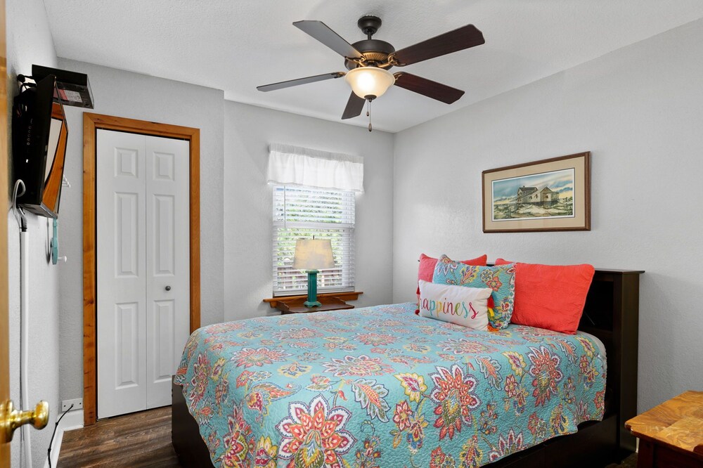 After Dune Delight. Oceanside, 8 min walk to beach & town of Duck! Pet ...