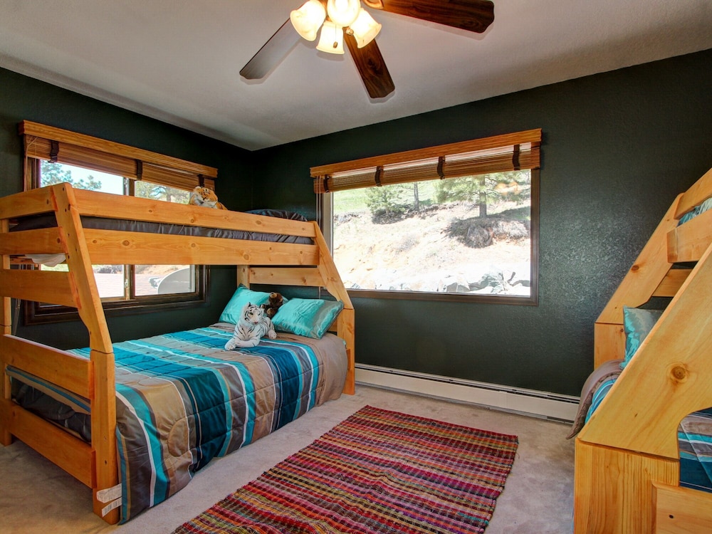 4000 SQ FT Luxury Mountain Home. 28 mins Denver & SKI. Best views! HOT ...