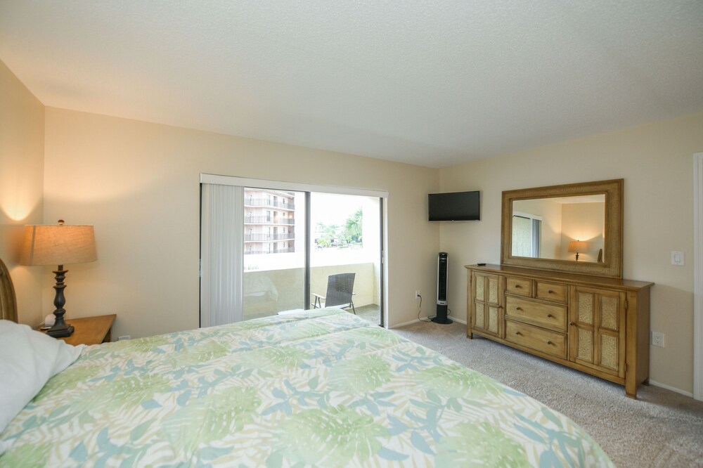 Directly on Siesta Key's Crescent Beach– Reno'd 2BR/2BA Condo w/Heated ...