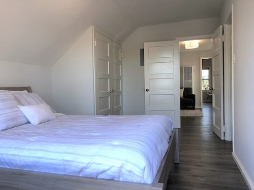 Modern 1bdrm Retreat + Private Balcony Sleeps 4 - Alameda, CA