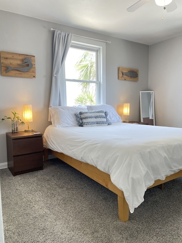 2/1- Upper Unit- Large Deck, 4 Blocks To The Beach - Atlantic Beach, FL