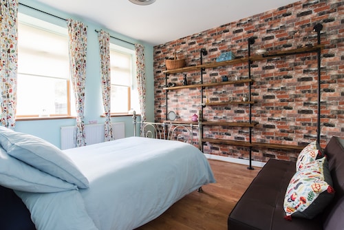 Castle View - M4 J32 - Pontypridd
