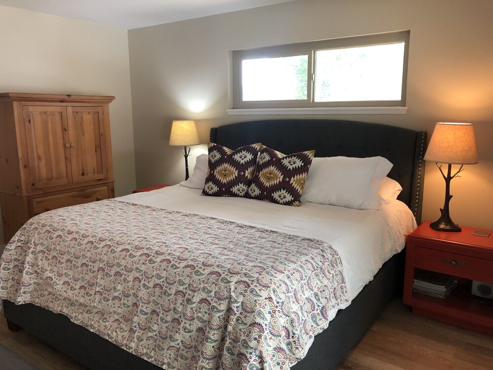 Chico Family Retreat with Pool~Bocce~Hot-tub~Lounge. Near park ...