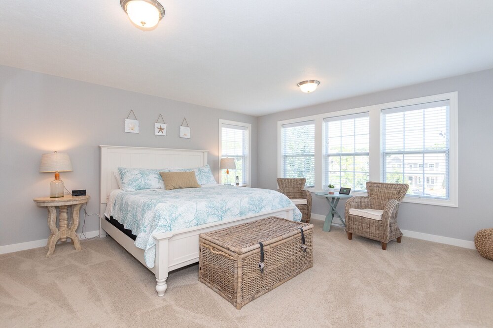 Fun Haven sleeps12. All season pool and hot tub. Walk to beach. Pet ...