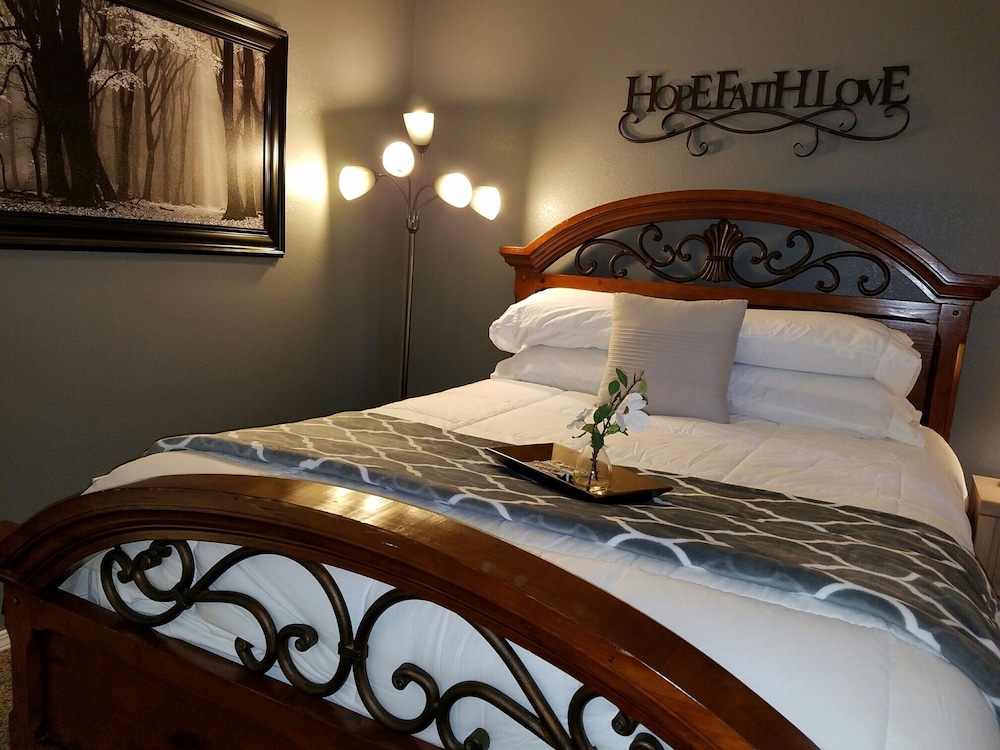 Stunning Lakefront! Stunning View! Pet Friendly! Superior furnishings ...