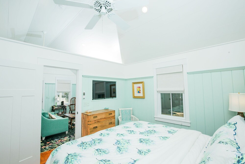 Upscale Bungalow - 129 Craven Street 300 feet from Beaufort Waterfront ...