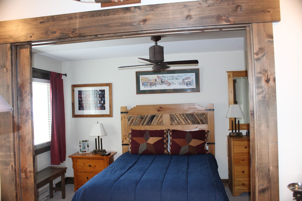 Cozy Rustic Condo near the Ski Base Area - Book now for Winter 2025/ ...