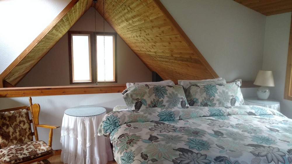 The Chetco River Inn Cottage-PRIVATE River Frontage, 36 acres-Relax ...