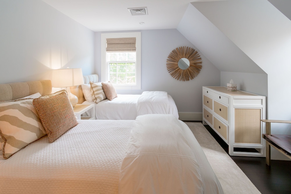 Gorgeous private estate w/ pool, spa, poolhouse & gym in Sconset ...