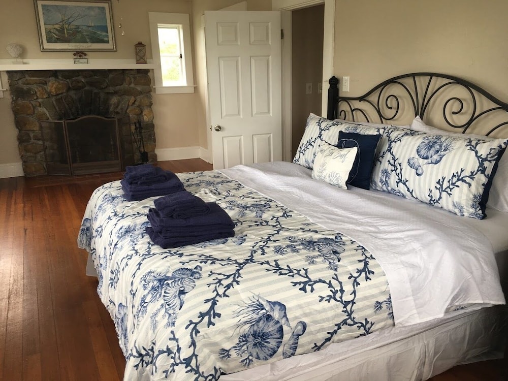 Waterview! Charming Updated Pt. Judith Beach Home - Point Judith | Vrbo