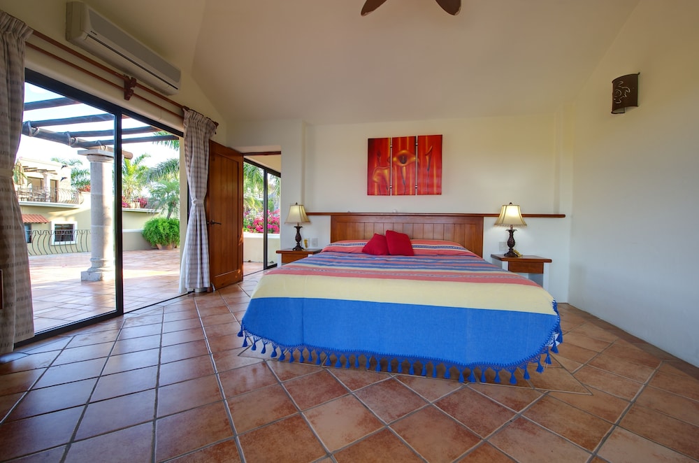 Oceanfront Beach View Villa on Violin Bay near Santa Cruz - Santa María ...