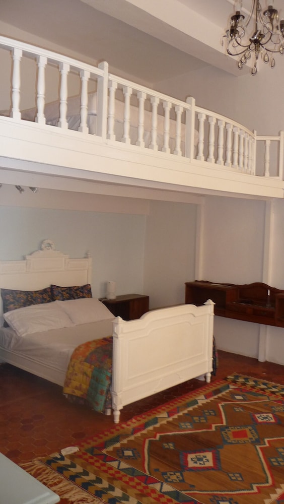 Solrik, romslig og elegant i hjertet av gamlebyen i Nice - Nice | Vrbo