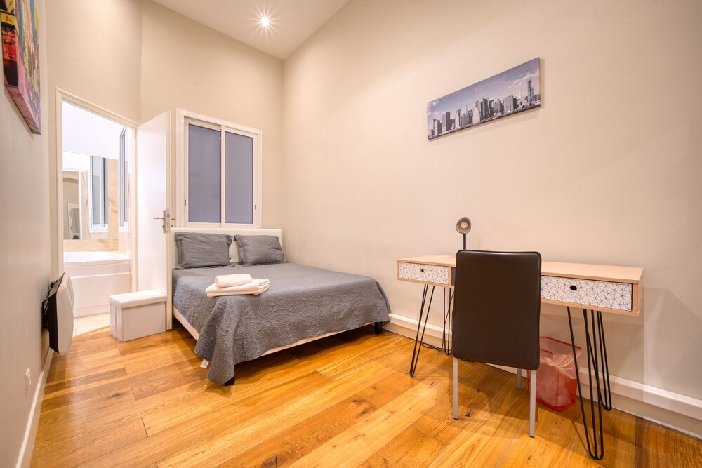 Luxury designer flat - Old Town - 1 minute from the sea/promenade ...