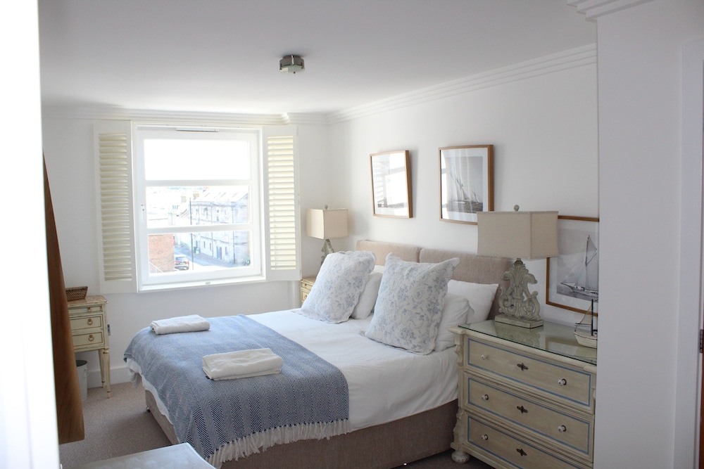 A Luxury Waterside Marinus Apartment - Cowes | Vrbo
