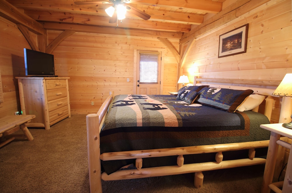 Stunning!Timber Frame smart cabin - Pigeon Forge | Vrbo