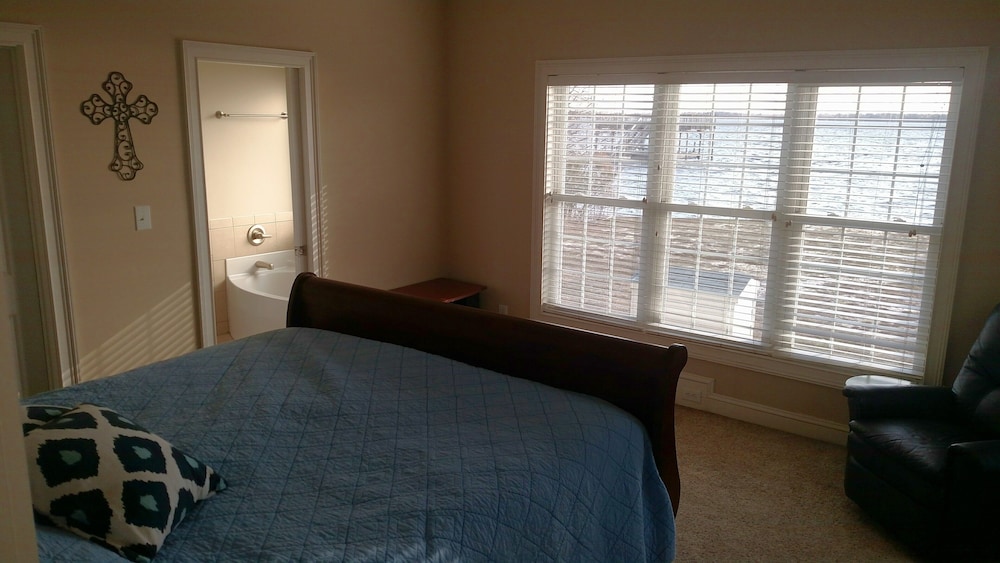 Bay Tree Lake Waterfront Home near White Lake NC sleeps 12 - Harrells ...