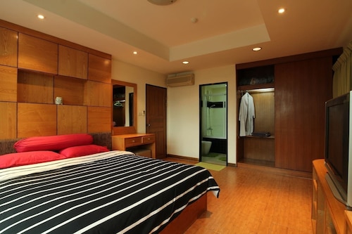 Spacious 2 Br. 140 Sqm. Central Located 5 Mins Bts - Bangkok