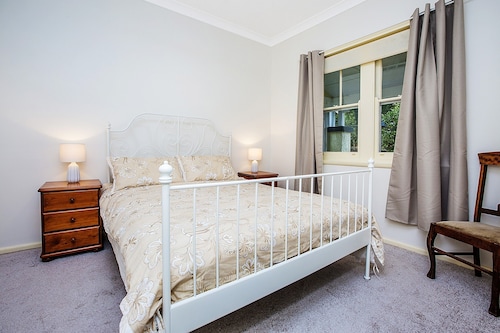 Allambee - Two Bedroom Cottage, Sleeps 4 - Katoomba