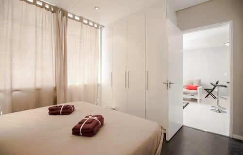 Central! Work & Play, 1+1 Bed, P-bay | No-loadshed - Claremont