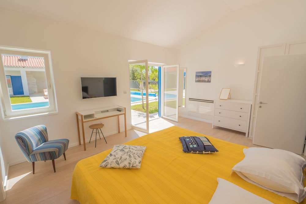 3000sqm plot, with 50 sqm heated pool, jacuzzi, 2 tennis courts ...